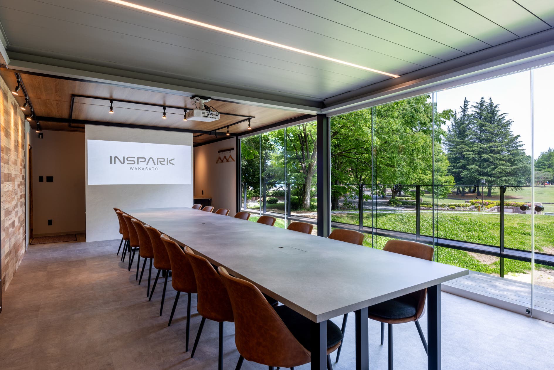 ガラス張りの透明感と開放感ある空間で、 クリエイティブな時間を。の写真1