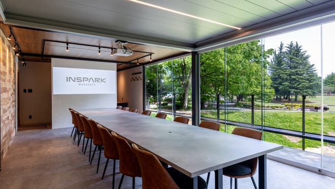 ガラス張りの透明感と開放感ある空間で、 クリエイティブな時間を。の写真1