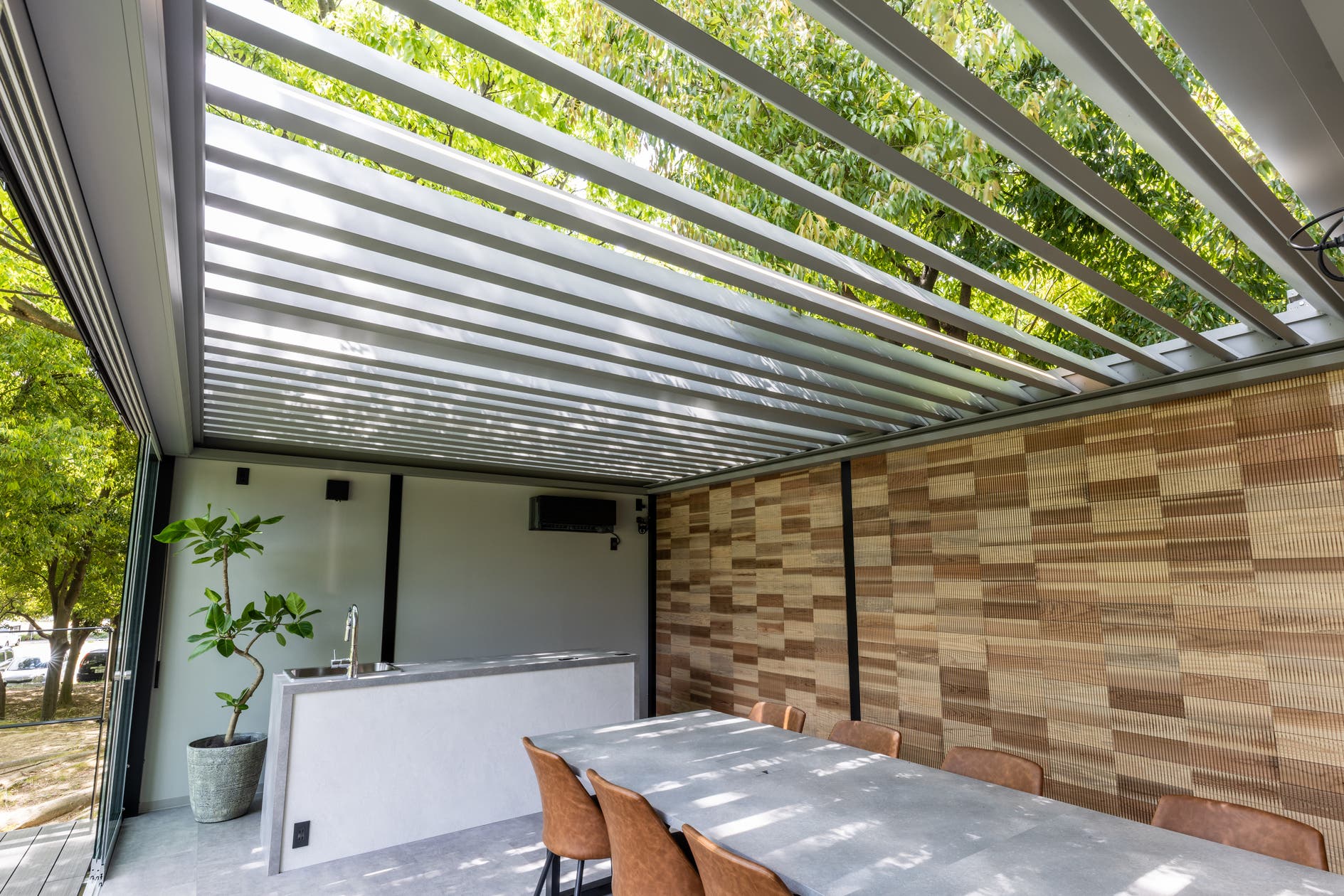 ガラス張りの透明感と開放感ある空間で、 クリエイティブな時間を。の写真3