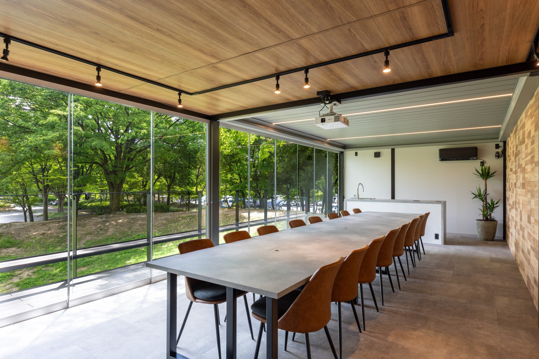 ガラス張りの透明感と開放感ある空間で、 クリエイティブな時間を。の写真5