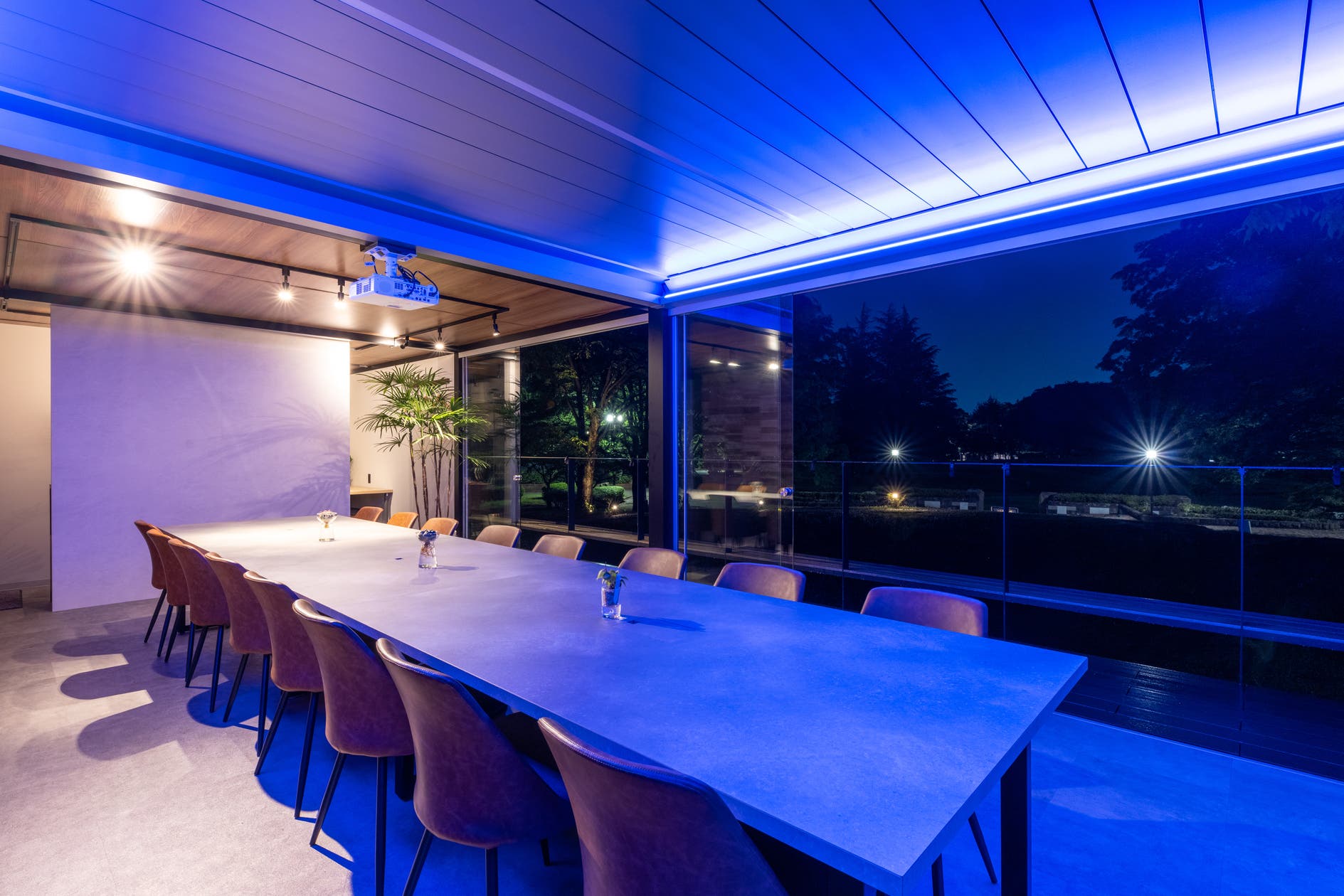 ガラス張りの透明感と開放感ある空間で、 クリエイティブな時間を。の写真6