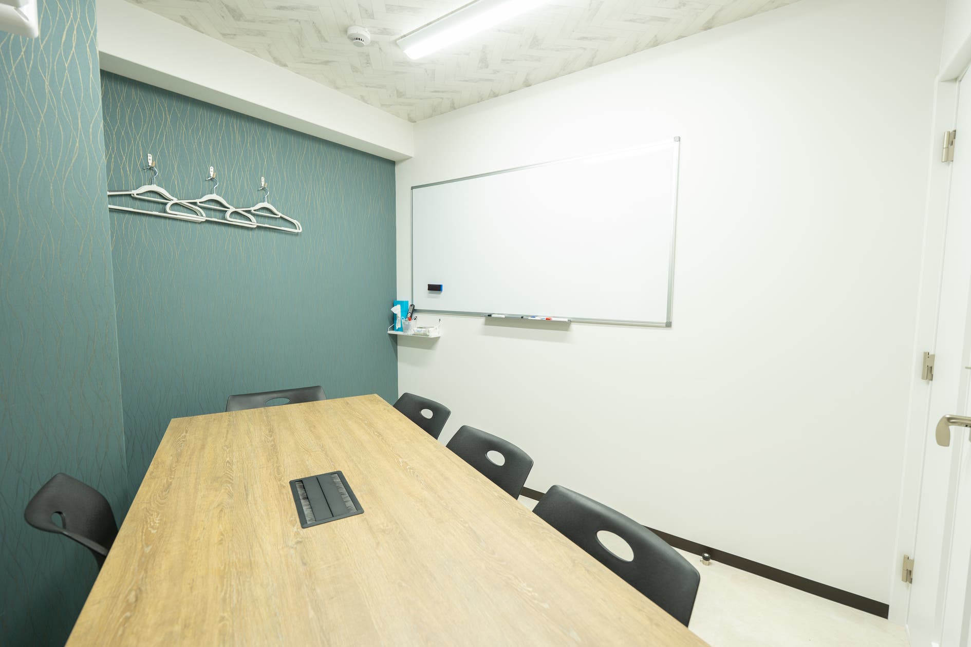 【三ノ宮駅前】モニター、ホワイトボード付き！6名用会議室【山】の写真3