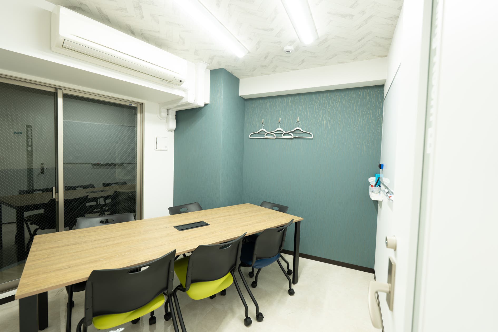 【三ノ宮駅前】モニター、ホワイトボード付き！6名用会議室【山】の写真4