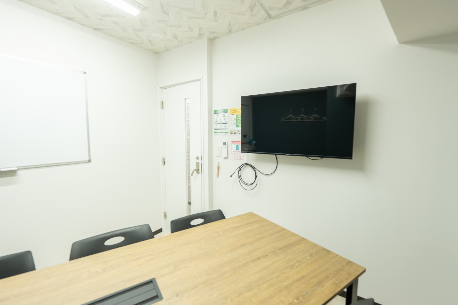 【三ノ宮駅前】モニター、ホワイトボード付き！6名用会議室【山】の写真1