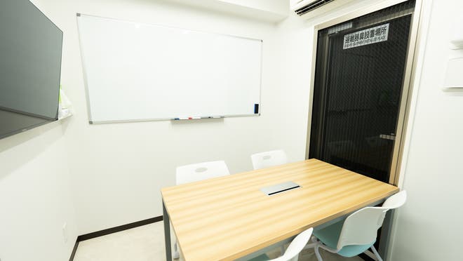 【三ノ宮駅前】モニター、ホワイトボード付き!4名用会議室【海】の写真2