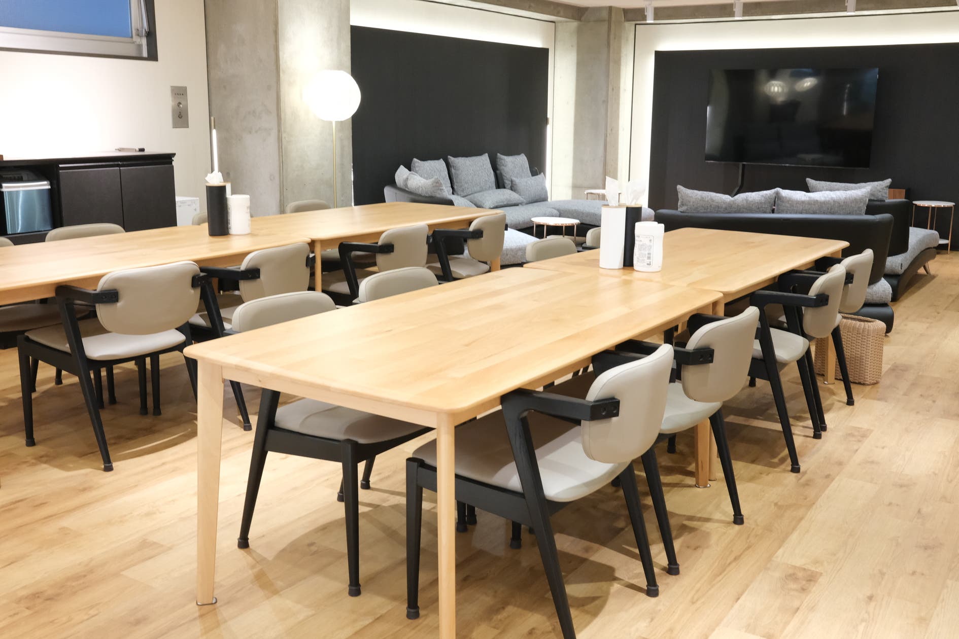 広々86㎡！おしゃれな雰囲気で叶える、ちょっと贅沢な上質ラウンジ。会議もパーティーもできる大人の空間の写真3