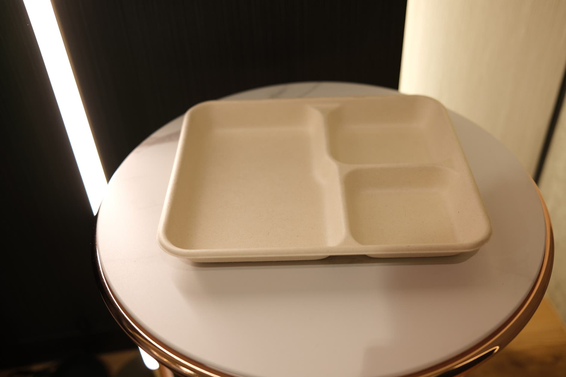 使い捨て四角皿　三つ仕切りトレイ　レンジ対応の画像1