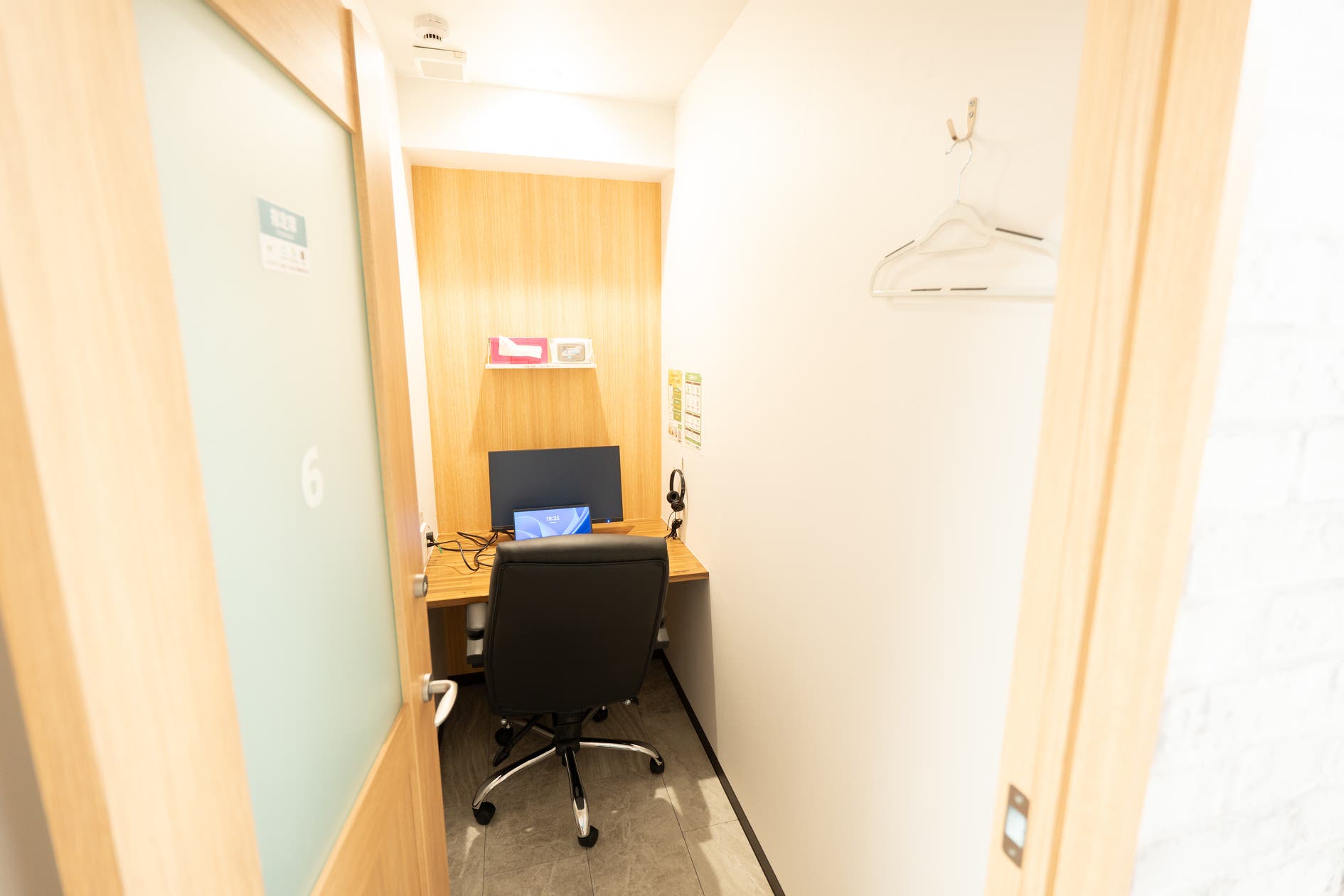 【三ノ宮駅前】モニター付きの1名完全個室No.6の写真1