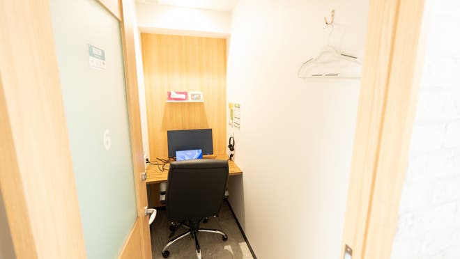 【三ノ宮駅前】モニター付きの1名完全個室No.6の写真1