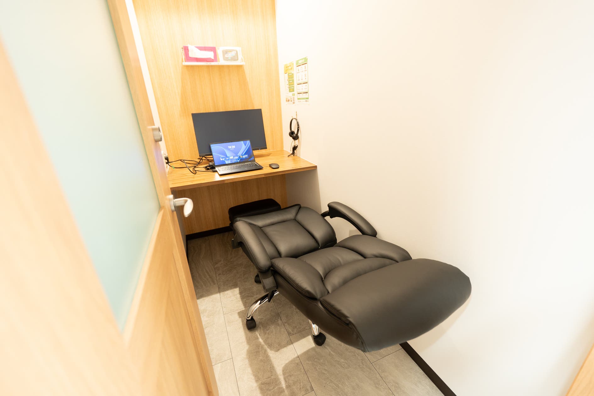 【三ノ宮駅前】モニター付きの1名完全個室No.6の写真2