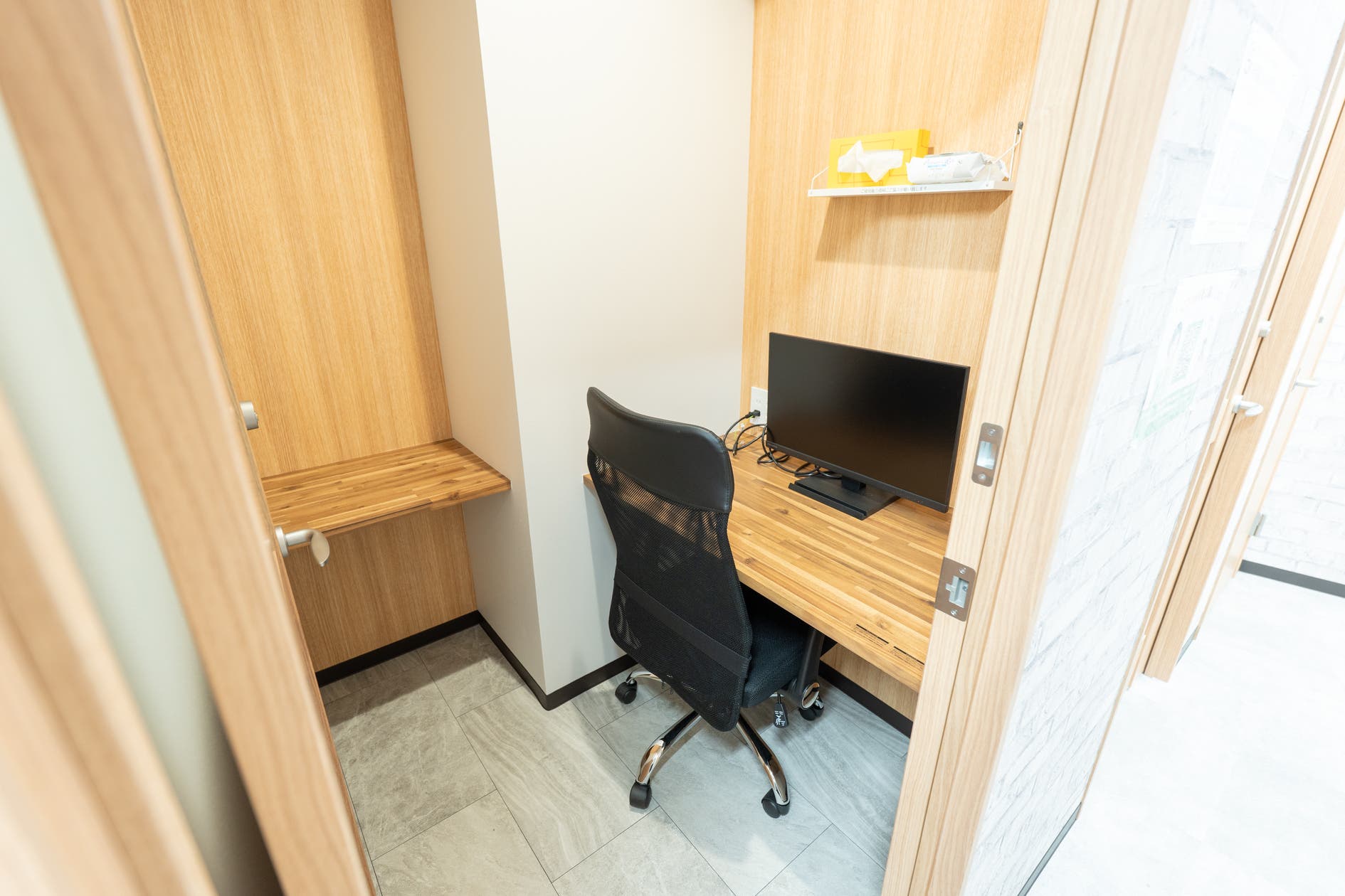 【三ノ宮駅前】モニター付きの1名完全個室No.3の写真1