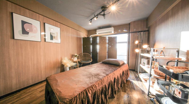 【名古屋駅すぐ】ブラウン基調のオシャレ空間☕✨電動ベッド&ヒートマット✨30分清掃タイム付✨|WiｰFi無料|ごみ捨て無料🚮