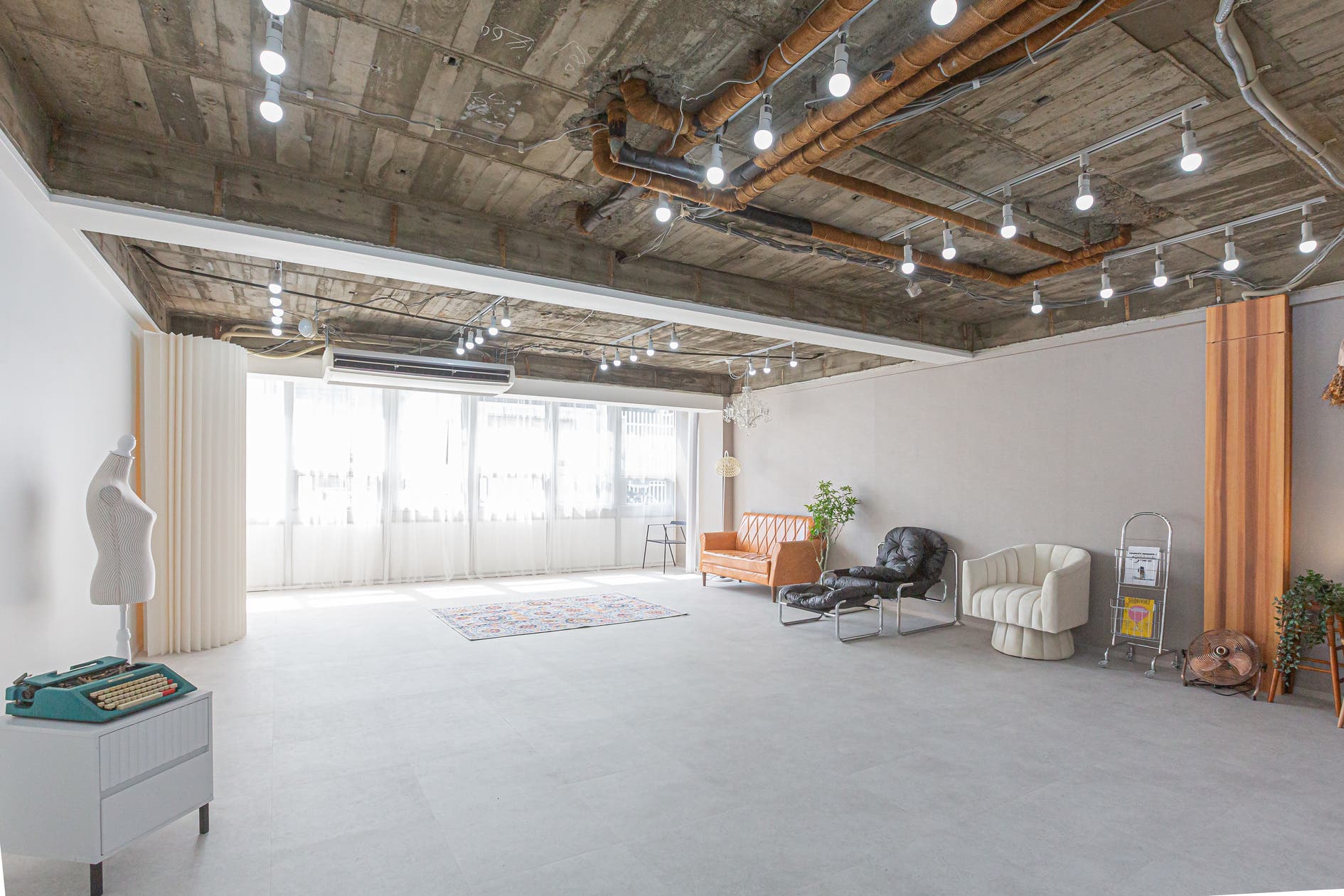 OPEN【25％オフ】神保町駅3分✨自然光5.8m/白壁6.7m/ポートレート/アパレル/商品撮影/インタビュー/撮影会/前撮りの写真1