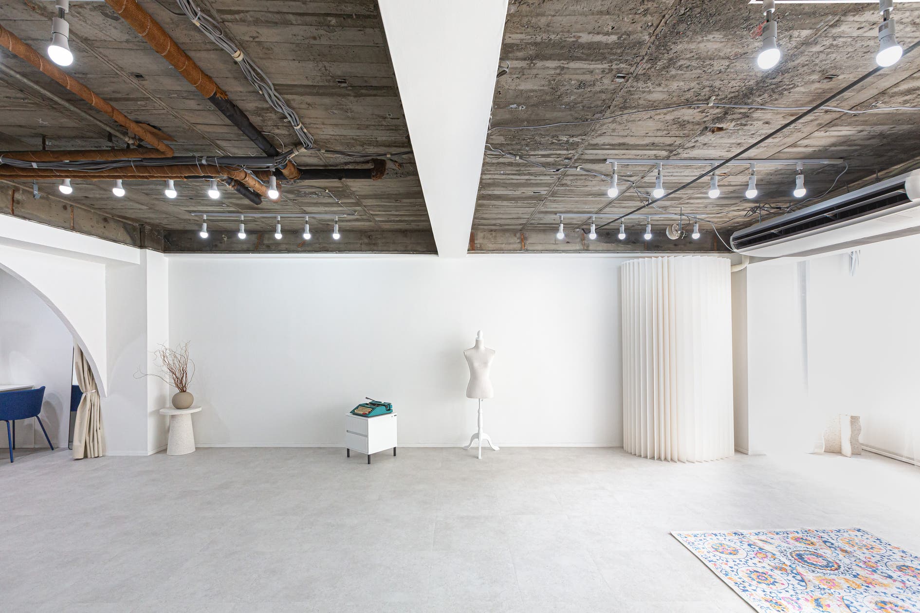 OPEN【25％オフ】神保町駅3分✨自然光5.8m/白壁6.7m/ポートレート/アパレル/商品撮影/インタビュー/撮影会/前撮りの写真5