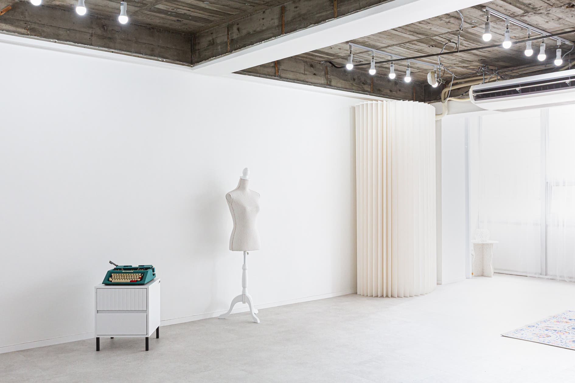 OPEN【25％オフ】神保町駅3分✨自然光5.8m/白壁6.7m/ポートレート/アパレル/商品撮影/インタビュー/撮影会/前撮りの写真10