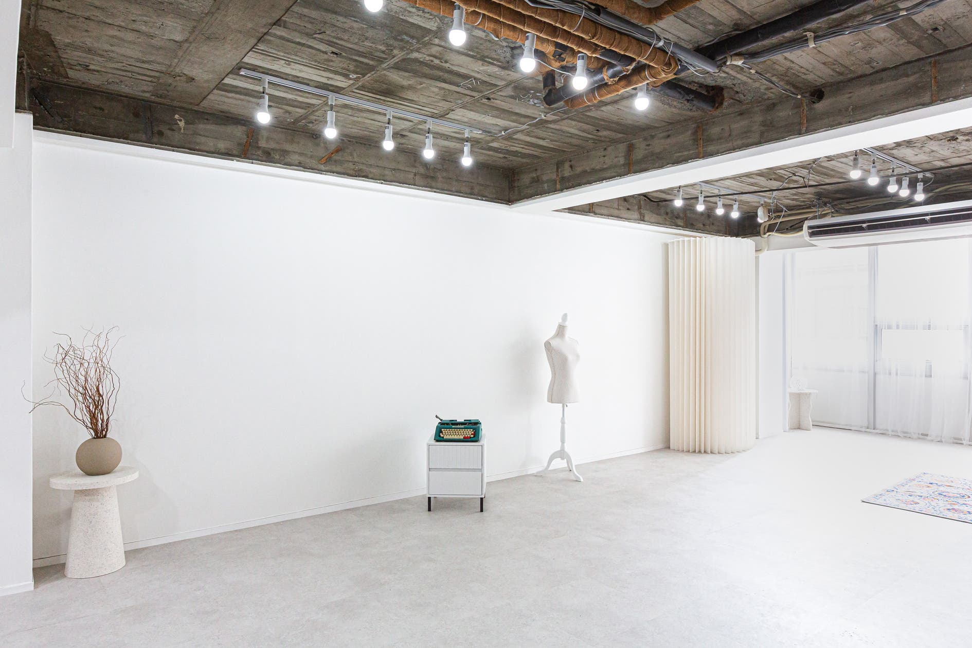 OPEN【25％オフ】神保町駅3分✨自然光5.8m/白壁6.7m/ポートレート/アパレル/商品撮影/インタビュー/撮影会/前撮りの写真19