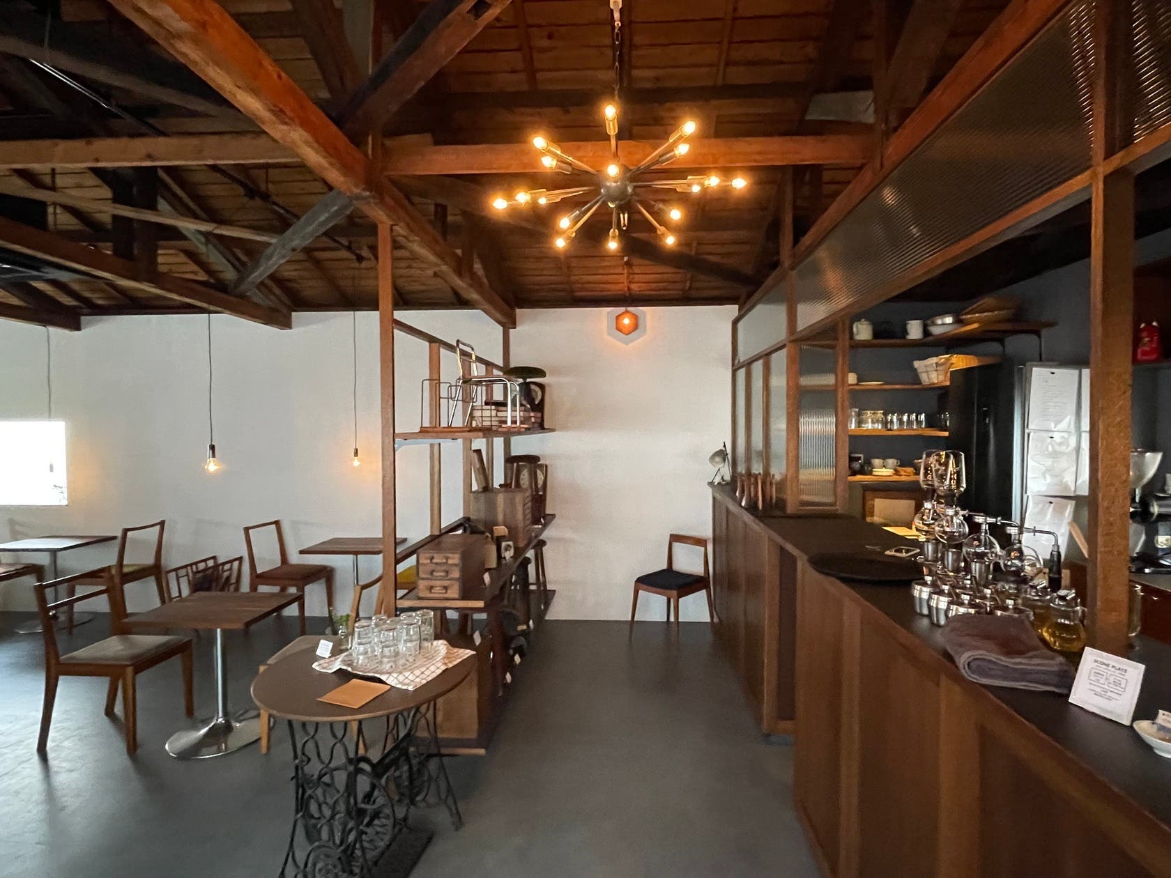 大山駅から徒歩8分。築50年の町工場の2階にある、古道具に囲まれた懐かしい雰囲気のカフェ。撮影場所としておすすめです。の写真1