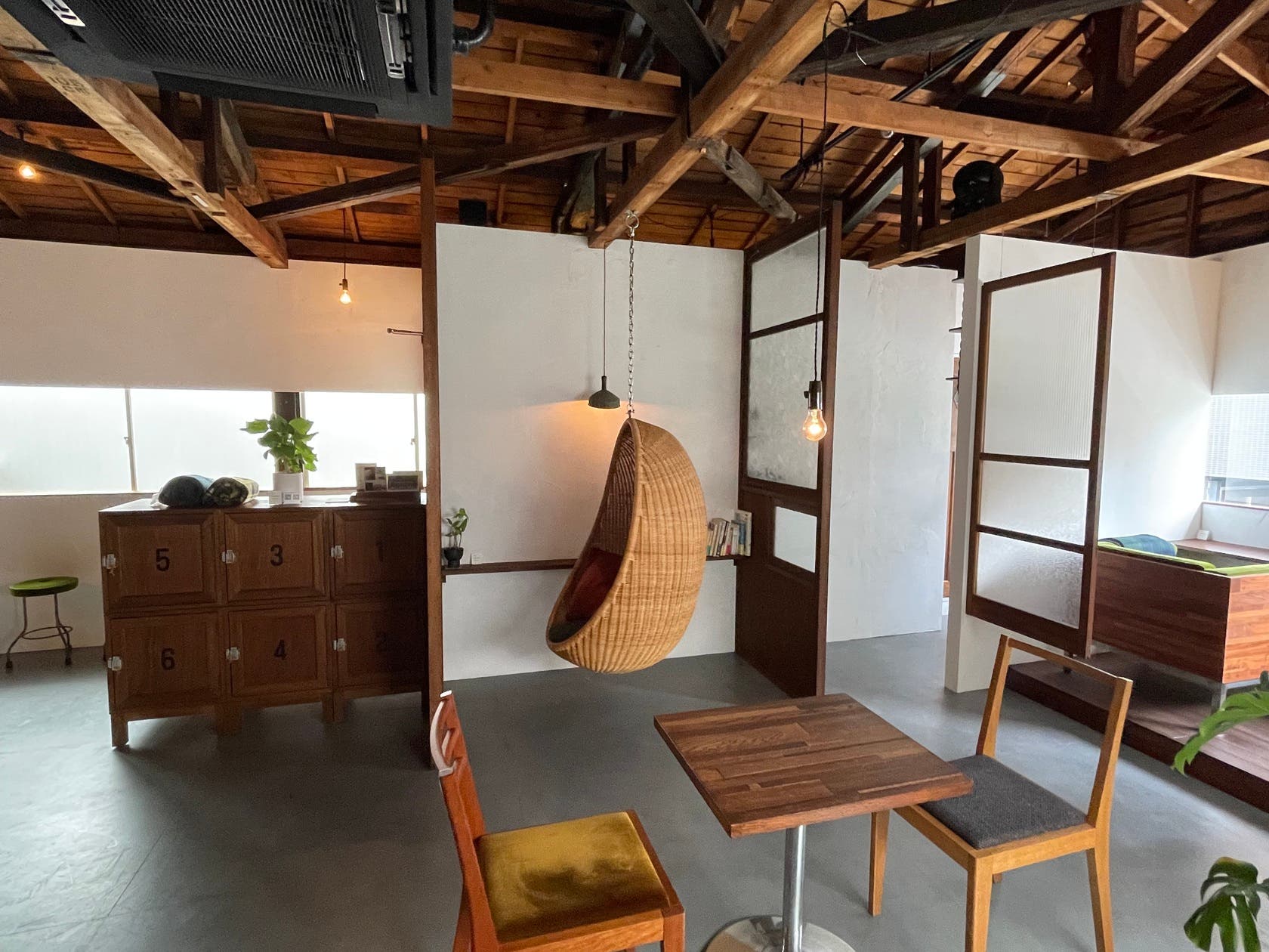 大山駅から徒歩8分。築50年の町工場の2階にある、古道具に囲まれた懐かしい雰囲気のカフェ。撮影場所としておすすめです。の写真4