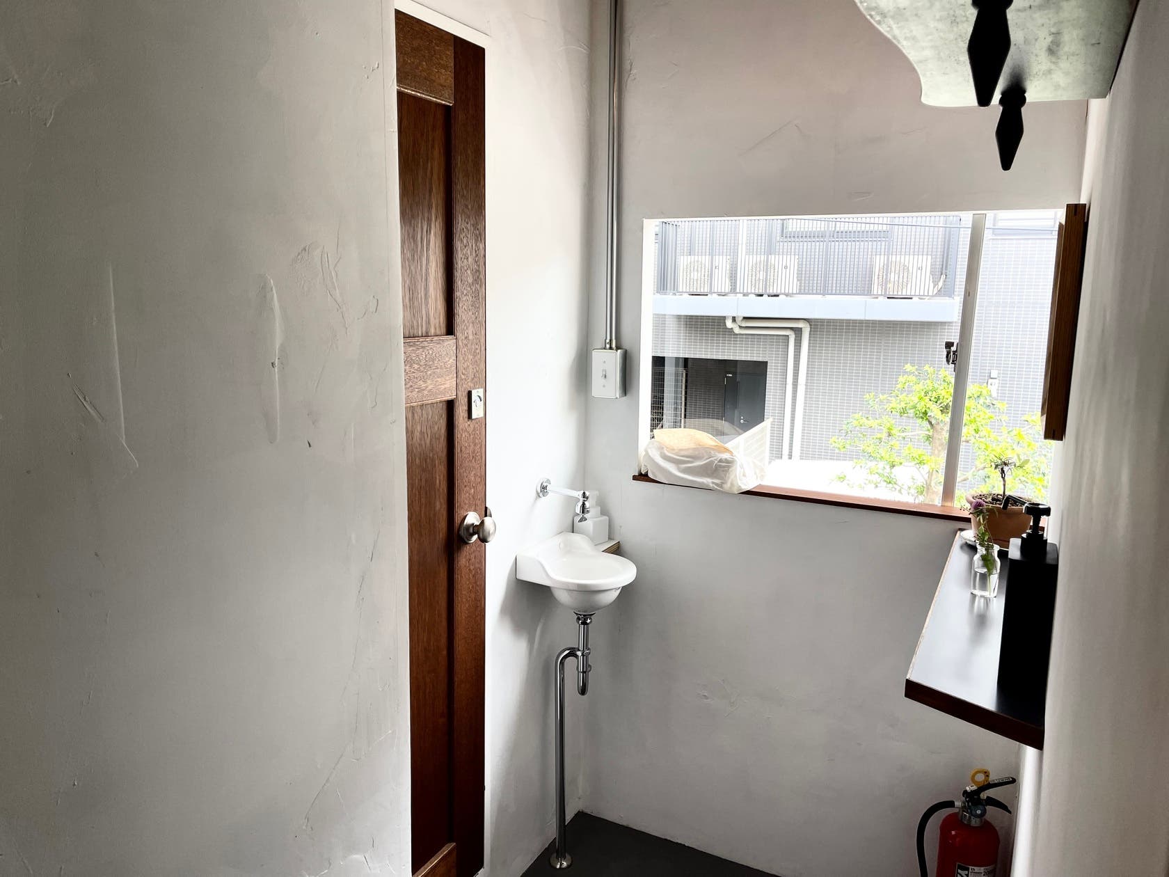 大山駅から徒歩8分。築50年の町工場の2階にある、古道具に囲まれた懐かしい雰囲気のカフェ。撮影場所としておすすめです。の写真7