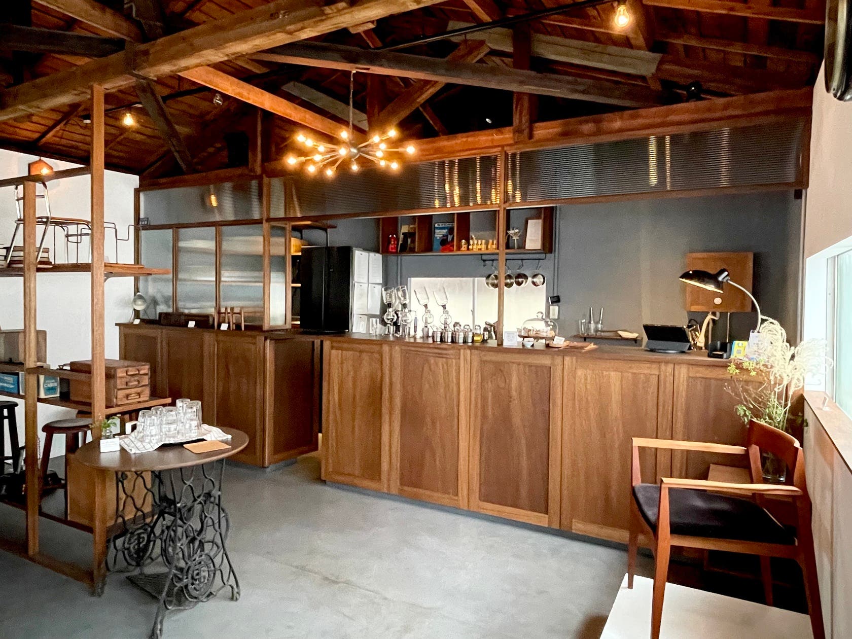 大山駅から徒歩8分。築50年の町工場の2階にある、古道具に囲まれた懐かしい雰囲気のカフェ。撮影場所としておすすめです。の写真8