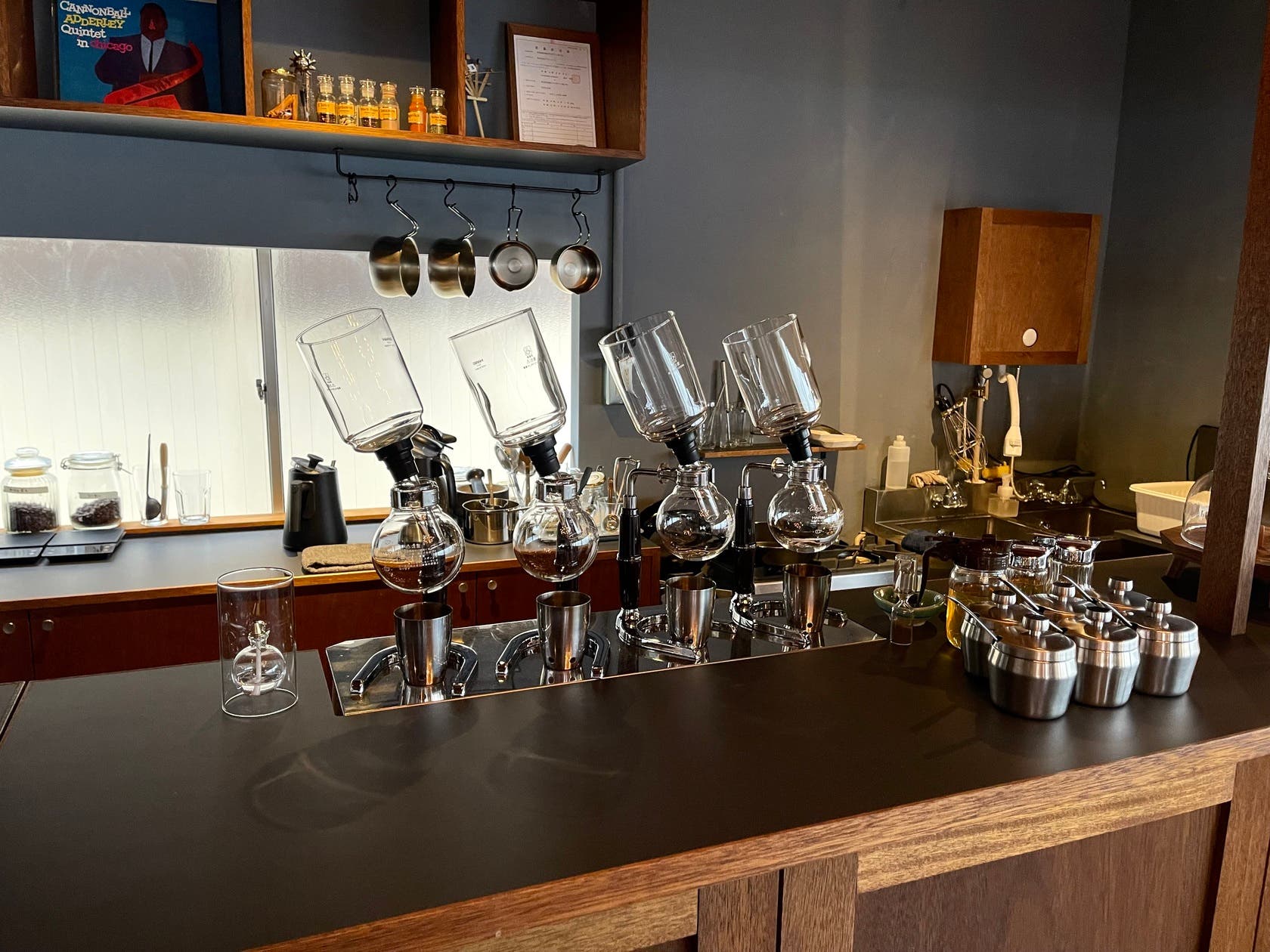 大山駅から徒歩8分。築50年の町工場の2階にある、古道具に囲まれた懐かしい雰囲気のカフェ。撮影場所としておすすめです。の写真9