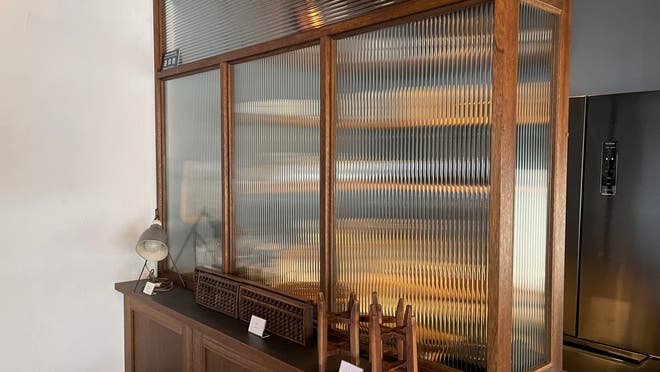 大山駅から徒歩8分。築50年の町工場の2階にある、古道具に囲まれた懐かしい雰囲気のカフェ。撮影場所としておすすめです。の写真10