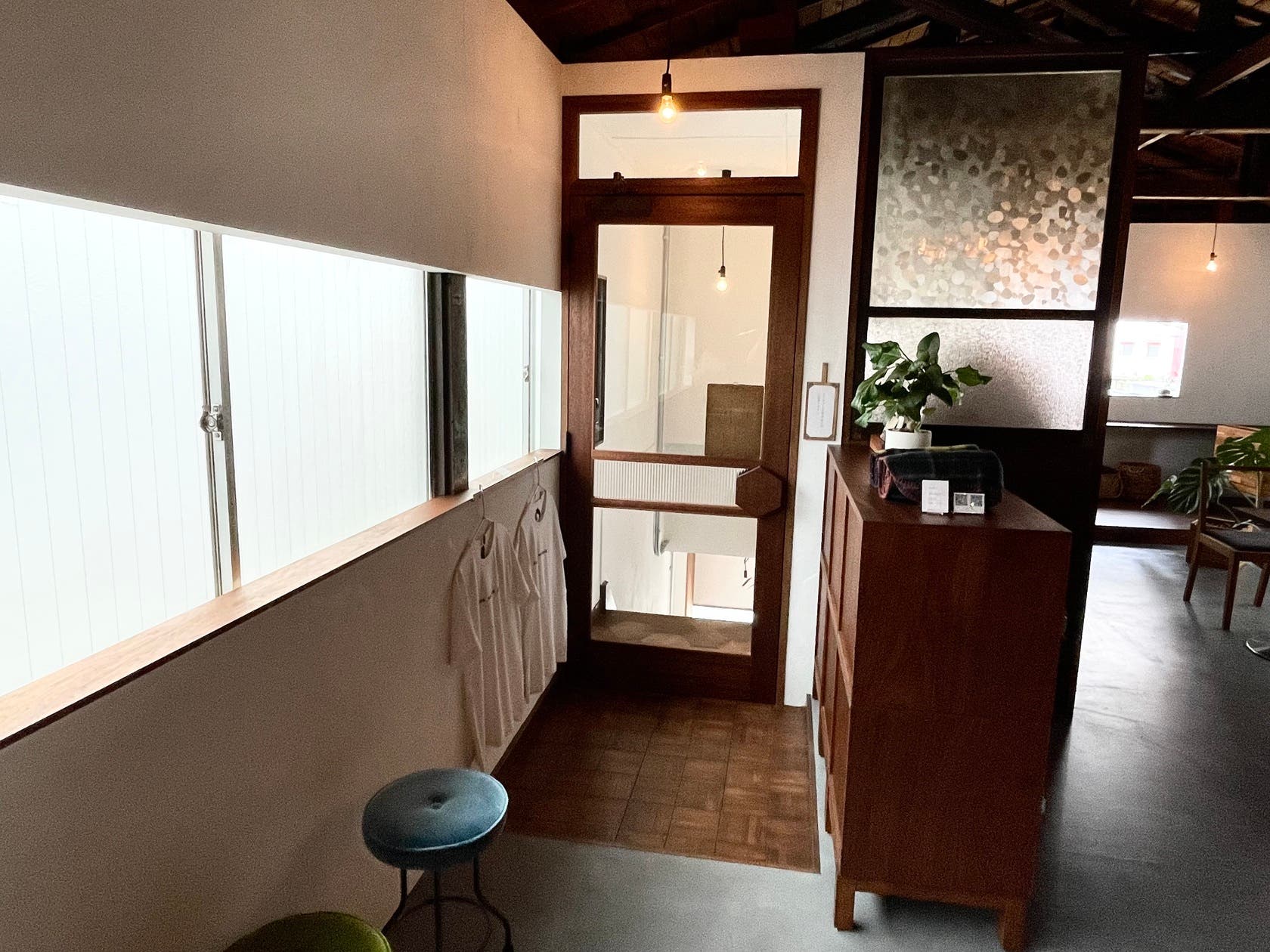 大山駅から徒歩8分。築50年の町工場の2階にある、古道具に囲まれた懐かしい雰囲気のカフェ。撮影場所としておすすめです。の写真13