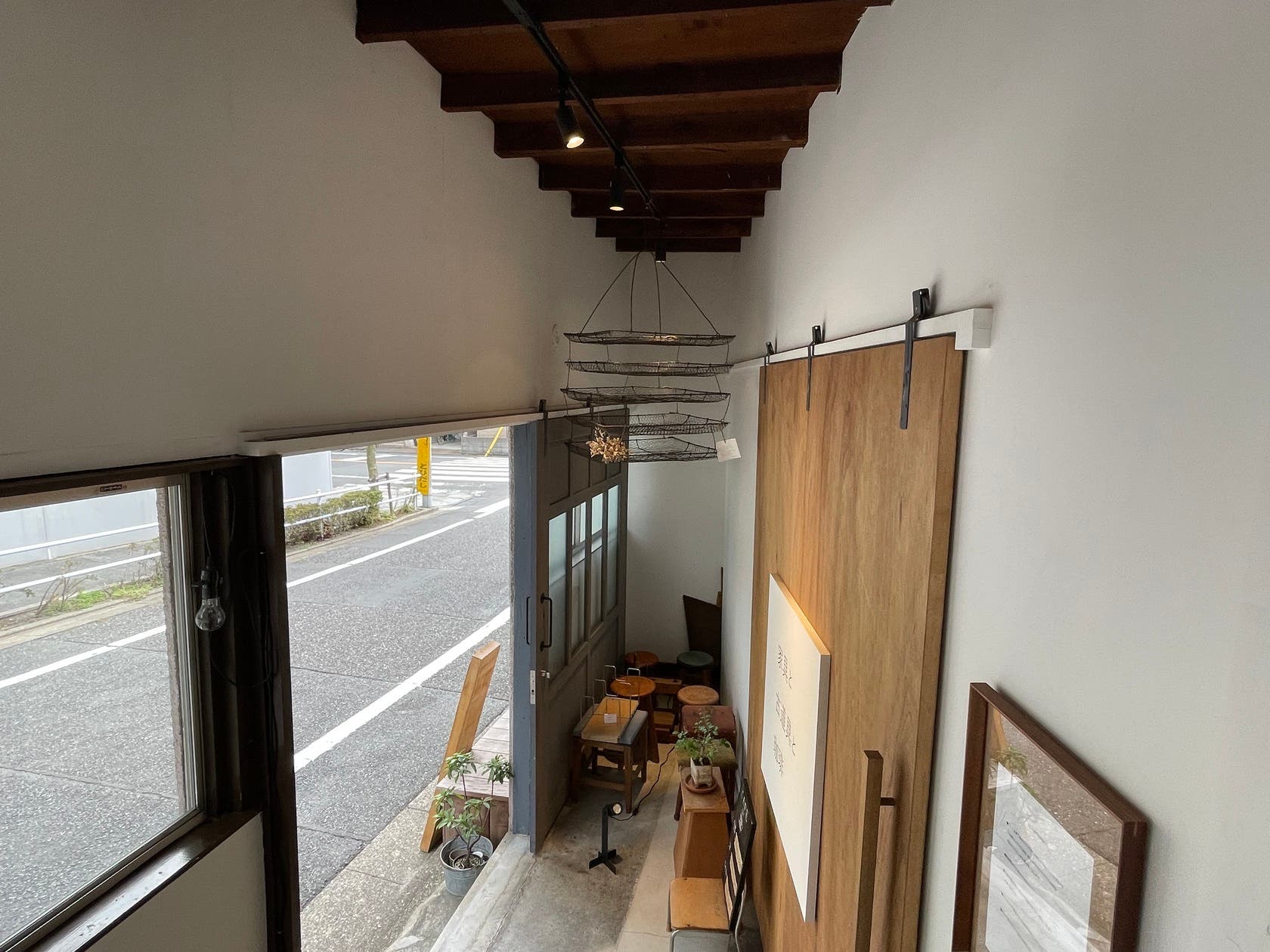 大山駅から徒歩8分。築50年の町工場の2階にある、古道具に囲まれた懐かしい雰囲気のカフェ。撮影場所としておすすめです。の写真15