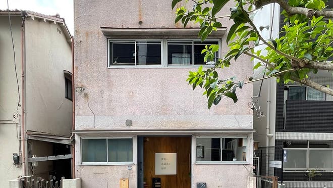 大山駅から徒歩8分。築50年の町工場の2階にある、古道具に囲まれた懐かしい雰囲気のカフェ。撮影場所としておすすめです。の写真17