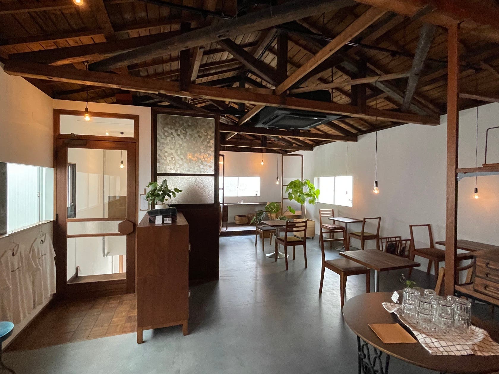 大山駅から徒歩8分。築50年の町工場の2階にある、古道具に囲まれた懐かしい雰囲気のカフェ。撮影場所としておすすめです。の写真3