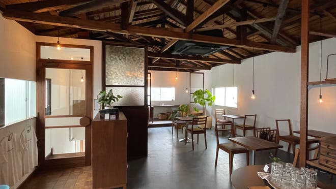 大山駅から徒歩8分。築50年の町工場の2階にある、古道具に囲まれた懐かしい雰囲気のカフェ。撮影場所としておすすめです。の写真3