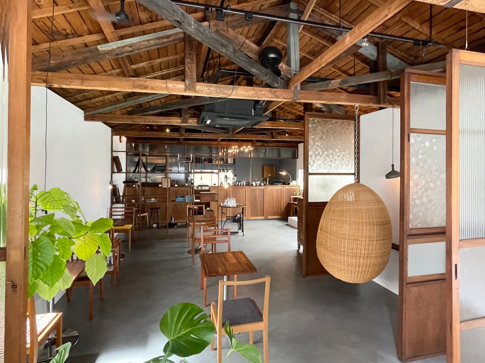 大山駅から徒歩8分。築50年の町工場の2階にある、古道具に囲まれた懐かしい雰囲気のカフェ。撮影場所としておすすめです。の写真2