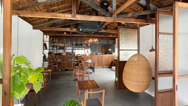 大山駅から徒歩8分。築50年の町工場の2階にある、古道具に囲まれた懐かしい雰囲気のカフェ。撮影場所としておすすめです。の写真2