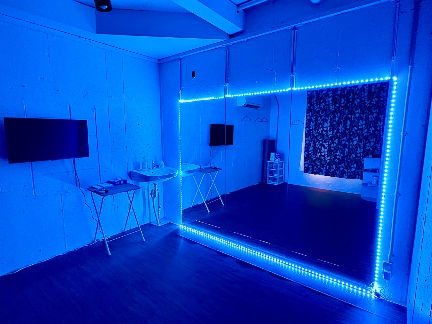 【甲東中学校前電停から徒歩2分】 オープン記念特価中！七色LEDの光の中✨あなただけの集中時間を🍀ダンス、撮影、筋トレなどに♬の写真3