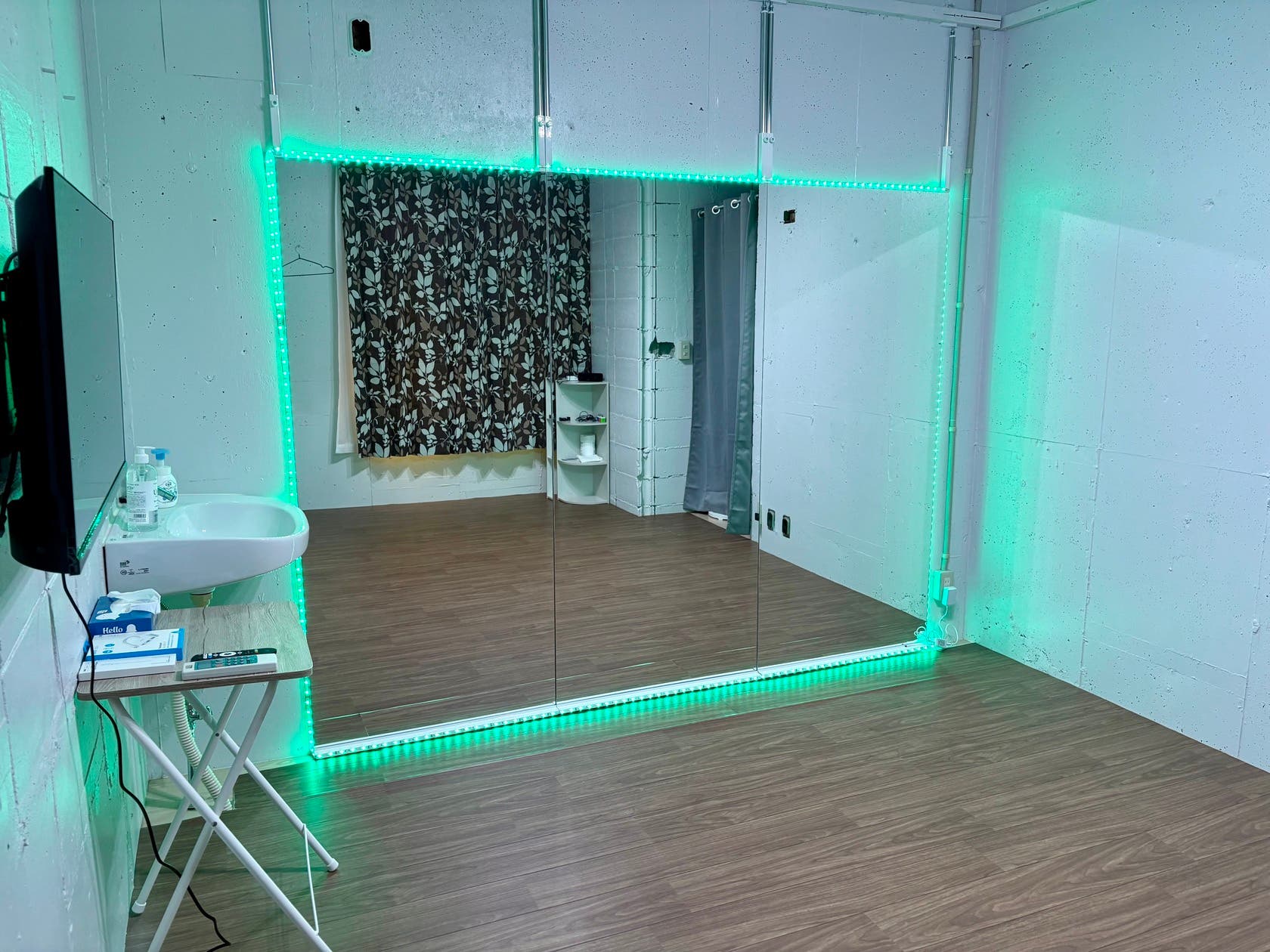 【甲東中学校前電停から徒歩2分】 オープン記念特価中！七色LEDの光の中✨あなただけの集中時間を🍀ダンス、撮影、筋トレなどに♬の写真4