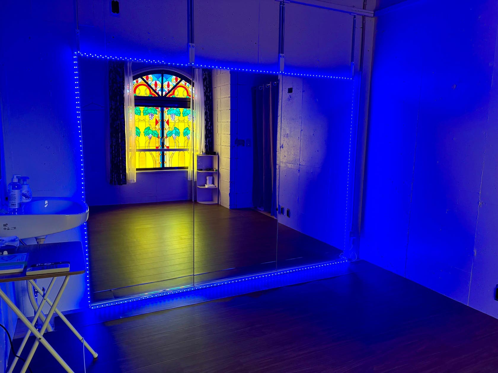 【甲東中学校前電停から徒歩2分】 オープン記念特価中！七色LEDの光の中✨あなただけの集中時間を🍀ダンス、撮影、筋トレなどに♬の写真13