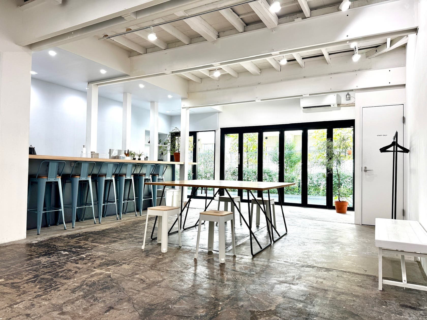 【１F路面】カフェカウンター併設。撮影、展示会、ギャラリーやPOP-UP、セミナー、ワークショップ等、多用途で使えます。の写真1