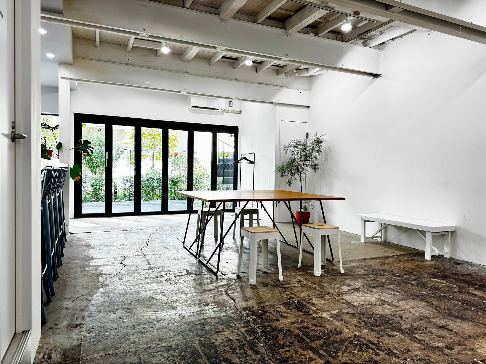 【１F路面】カフェカウンター併設。撮影、展示会、ギャラリーやPOP-UP、セミナー、ワークショップ等、多用途で使えます。の写真2