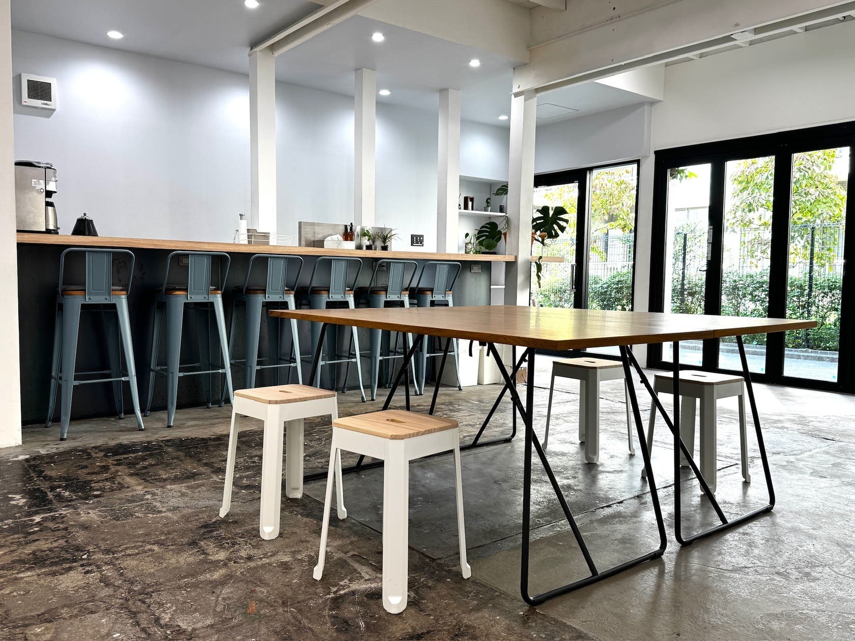 【１F路面】カフェカウンター併設。撮影、展示会、ギャラリーやPOP-UP、セミナー、ワークショップ等、多用途で使えます。の写真3