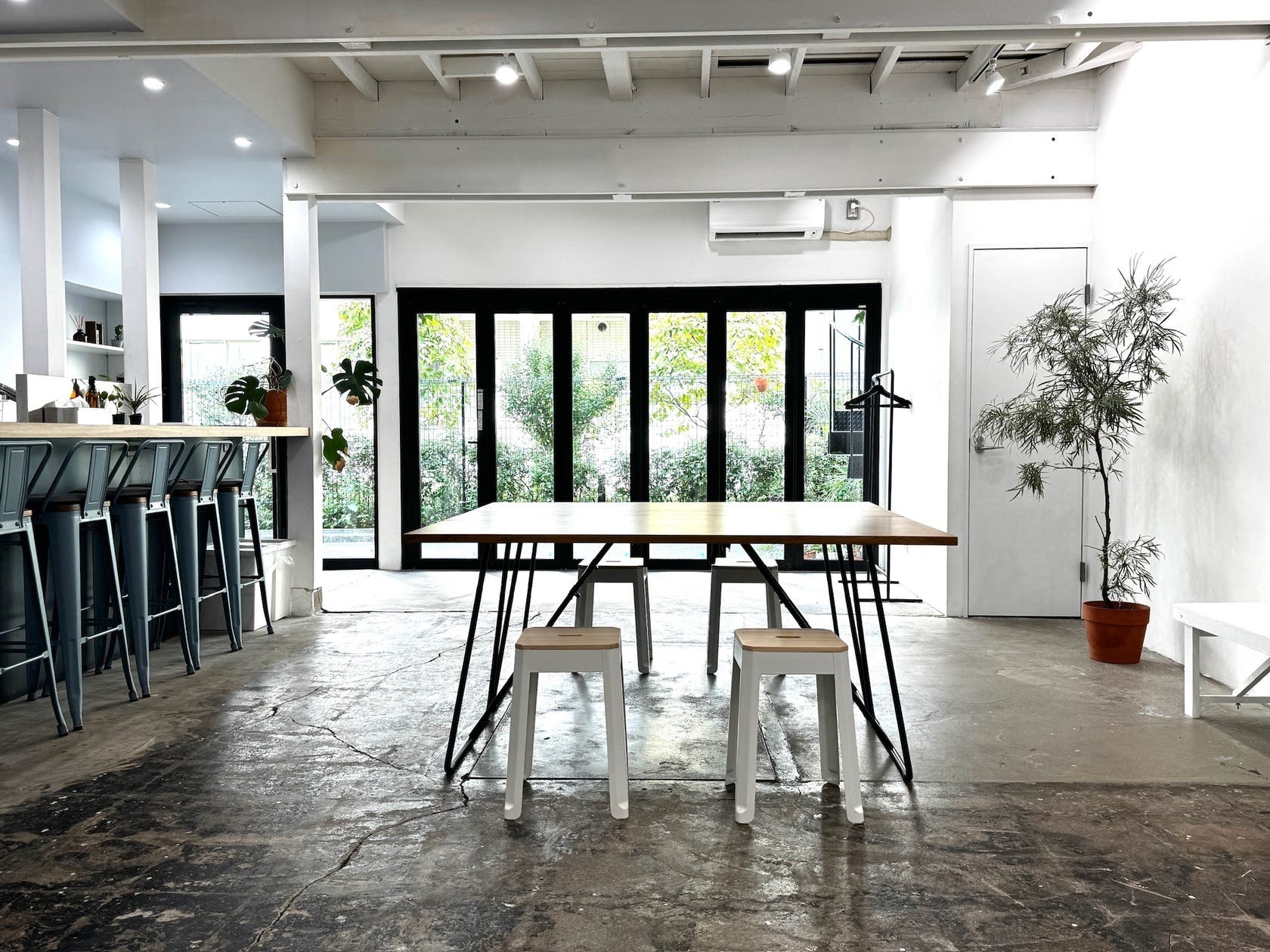 【１F路面】カフェカウンター併設。撮影、展示会、ギャラリーやPOP-UP、セミナー、ワークショップ等、多用途で使えます。の写真4