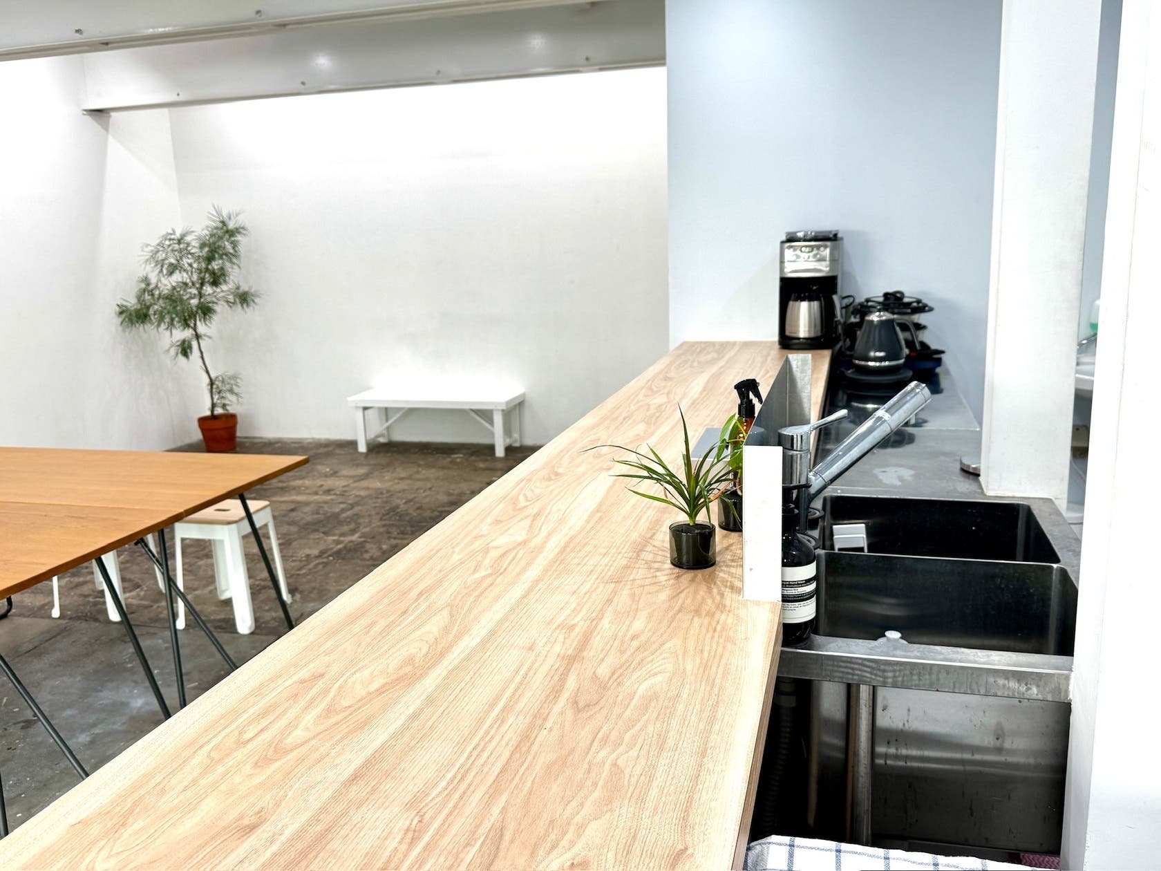 【１F路面】カフェカウンター併設。撮影、展示会、ギャラリーやPOP-UP、セミナー、ワークショップ等、多用途で使えます。の写真6