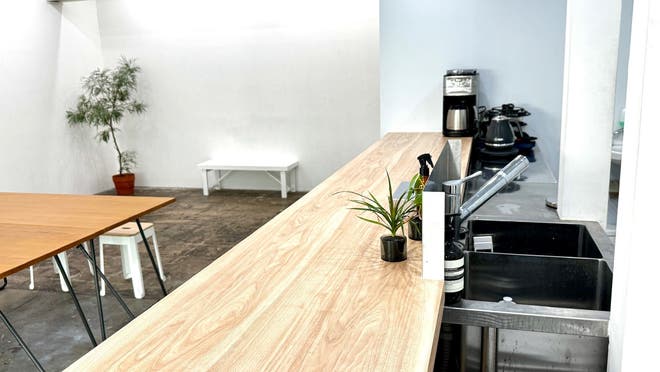 【1F路面】カフェカウンター併設。撮影、展示会、ギャラリーやPOP-UP、セミナー、ワークショップ等、多用途で使えます。の写真6