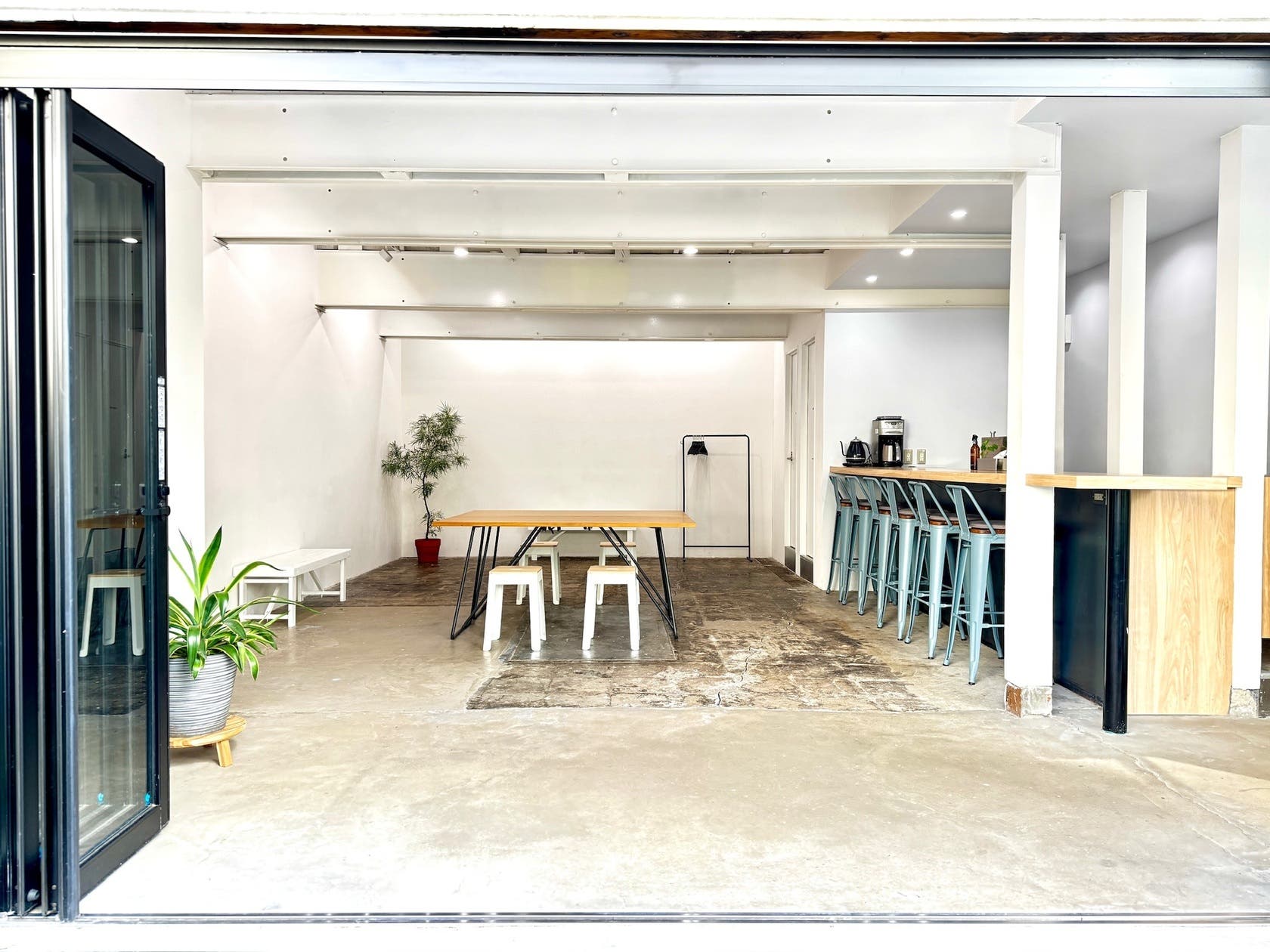 【１F路面】カフェカウンター併設。撮影、展示会、ギャラリーやPOP-UP、セミナー、ワークショップ等、多用途で使えます。の写真7