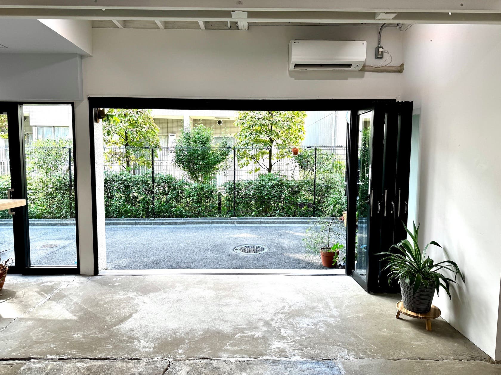 【１F路面】カフェカウンター併設。撮影、展示会、ギャラリーやPOP-UP、セミナー、ワークショップ等、多用途で使えます。の写真9