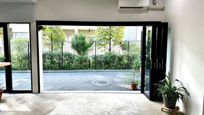 【1F路面】カフェカウンター併設。撮影、展示会、ギャラリーやPOP-UP、セミナー、ワークショップ等、多用途で使えます。の写真9