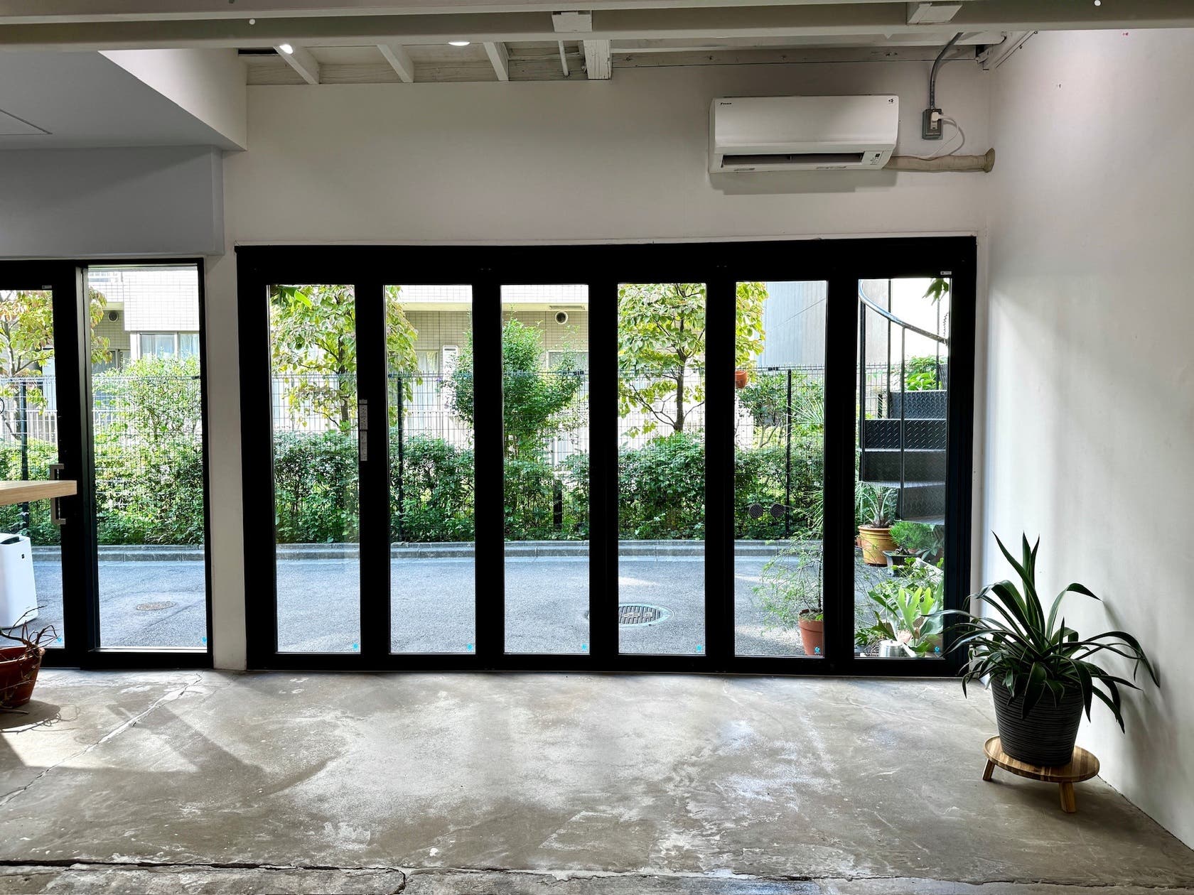 【１F路面】カフェカウンター併設。撮影、展示会、ギャラリーやPOP-UP、セミナー、ワークショップ等、多用途で使えます。の写真8