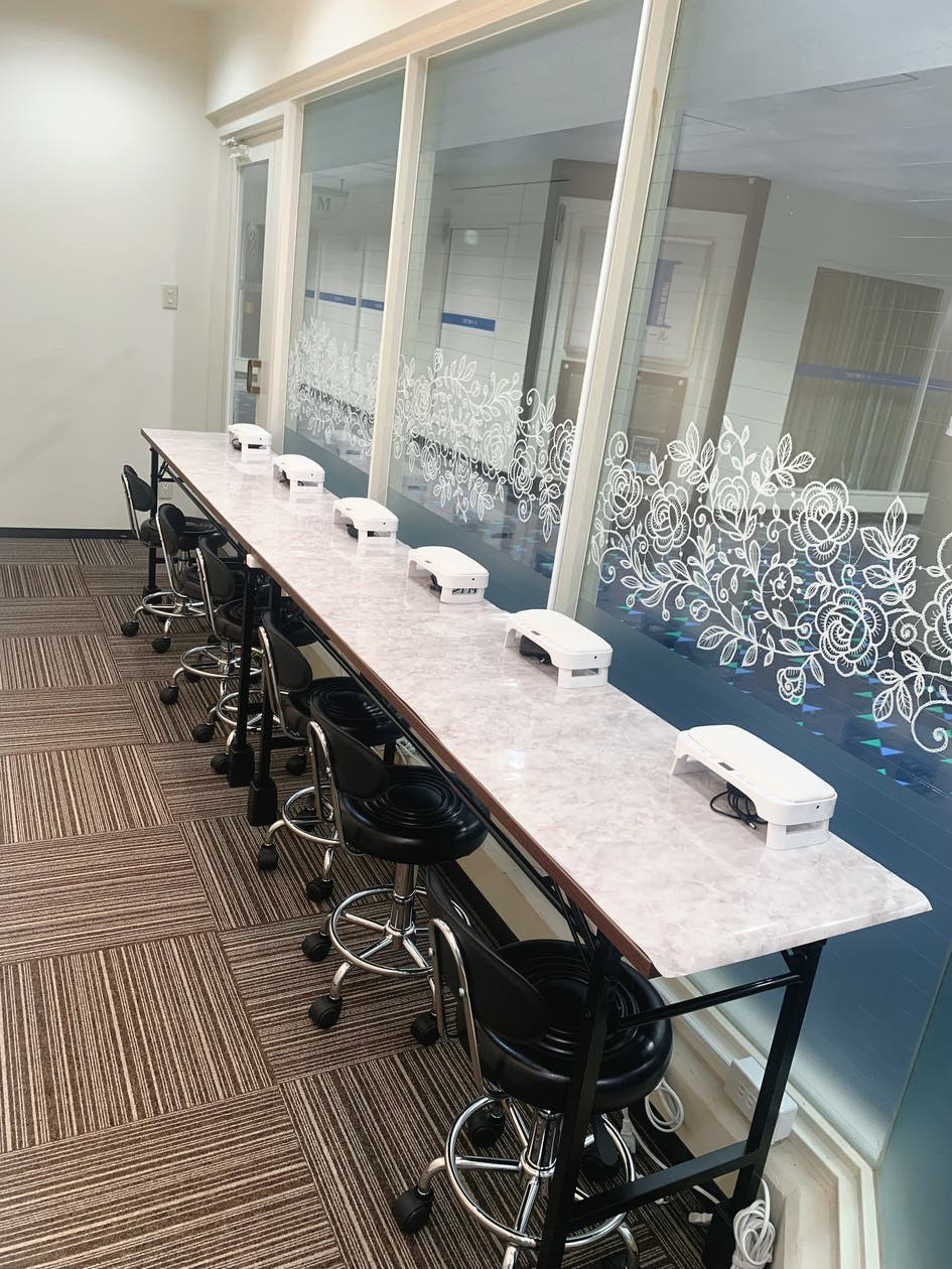 西梅田駅直結ビル🌸ネイル設備無料貸出🌸6席の貸切個室の写真1