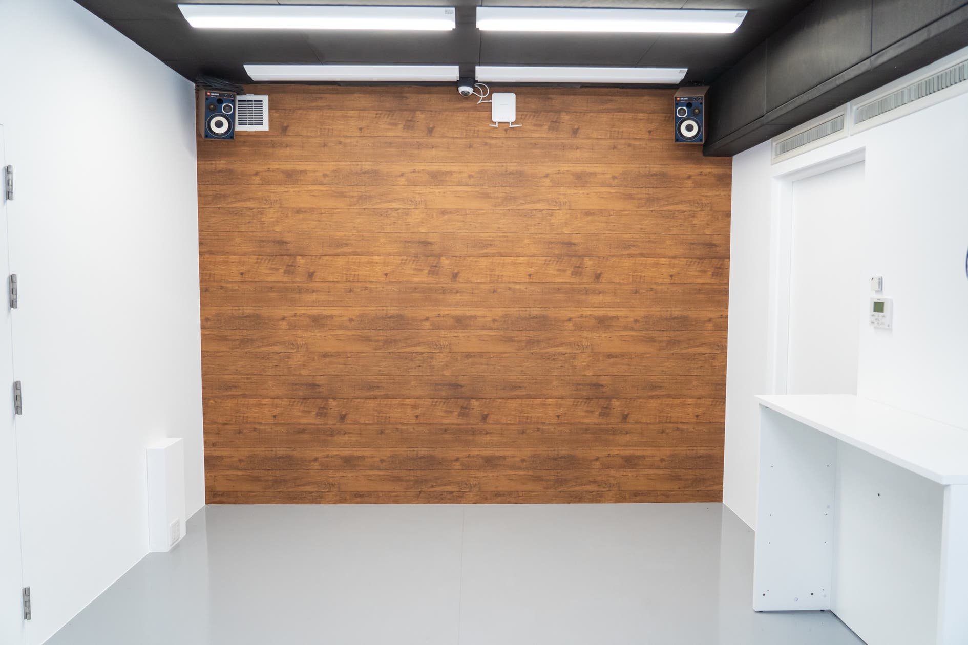 【横浜駅徒歩10分】白ホリゾントの撮影スタジオ＋ブルックリンスタイル　WADAYASTUDIO（ワダヤスタジオ））の写真9