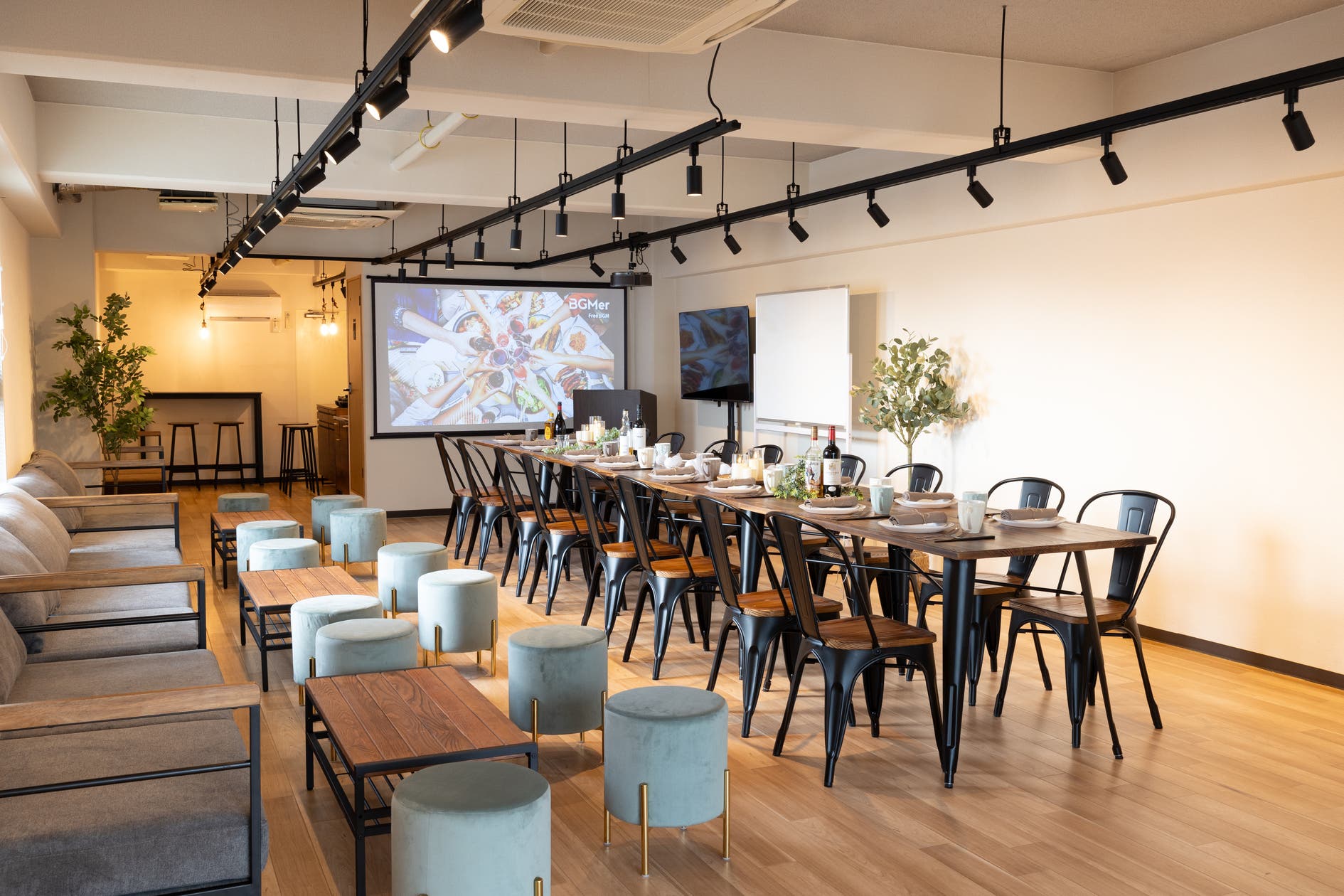 京都駅🚶徒歩5分で大型スペース！/最大着席56名/100㌅プロジェクター/飲食可/利用後清掃おまかせ可/ビジネスの写真1