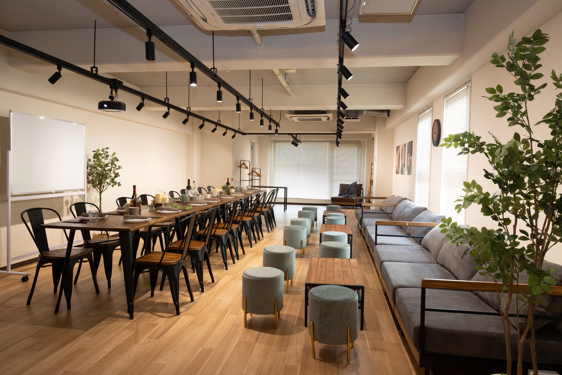 京都駅🚶徒歩5分で大型スペース！/最大着席56名/100㌅プロジェクター/飲食可/利用後清掃おまかせ可/ビジネスの写真2